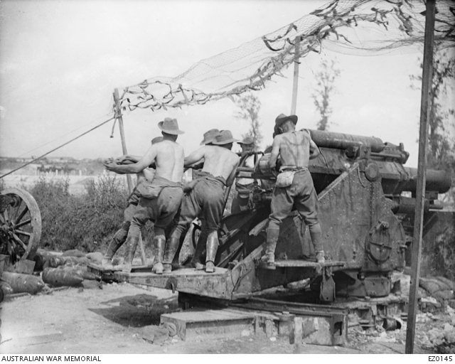 Gunners of the Australian Siege Artillery Brigade ramming home a shell ...