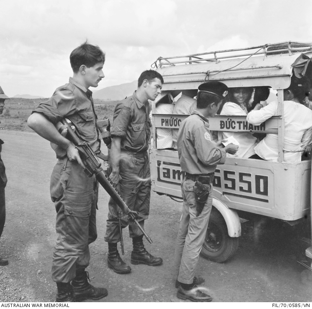 PHUOC TUY PROVINCE, SOUTH VIETNAM. 1970-07. TWO AUSTRALIAN SOLDIERS ...