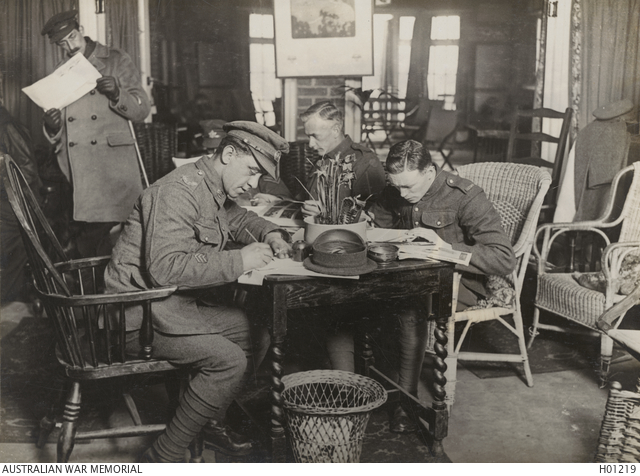 LONDON, ENGLAND. 1918. SOLDIERS WRITING LETTERS HOME IN A ROOM AT THE ...