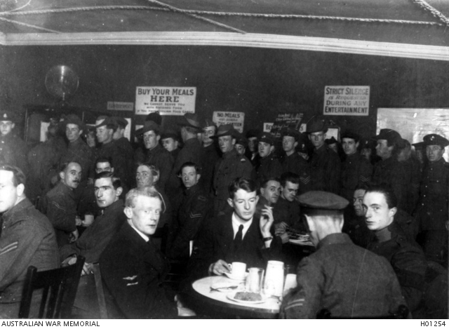 LONDON, ENGLAND. 1918. A TYPICAL DAILY LUNCH SCENE AT THE YMCA ALDWYCH ...