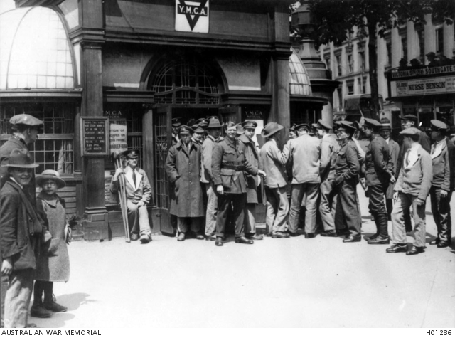 LONDON, ENGLAND. 1918. A SCENE, REPEATED DAILY, OF SERVICEMEN GATHERING ...