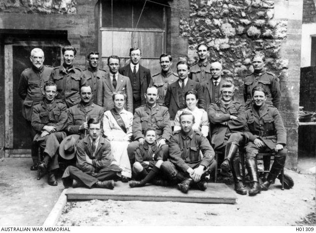 LONDON, ENGLAND. 1918. GROUP PHOTOGRAPH OF THE PERSONNEL RESPONSIBLE ...