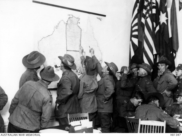 SUTTON VENY, ENGLAND. 1919. SOLDIERS STUDYING A LARGE WALL MAP OF ...