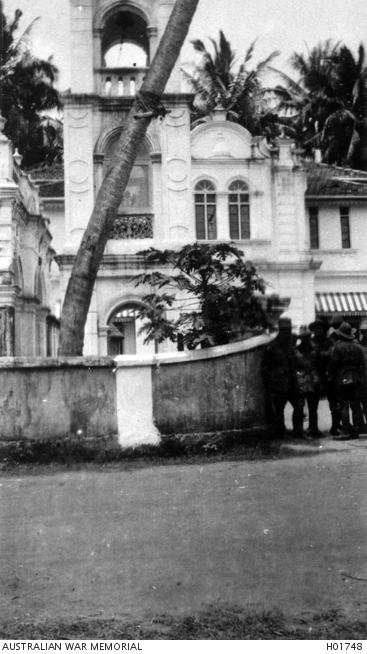 COLOMBO, CEYLON. 1919. AUSTRALIAN SOLDIERS OUTSIDE A BUDDHIST TEMPLE ...