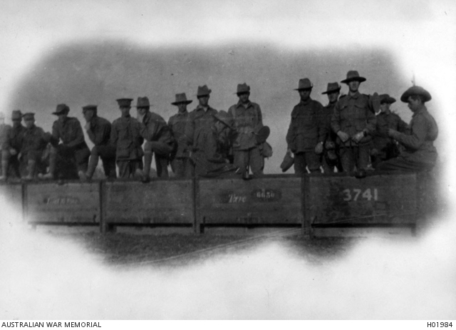 CAIRO, EGYPT, 1916-03-16. 1ST AUSTRALIAN DIVISION MEN WAIT WITH THEIR ...