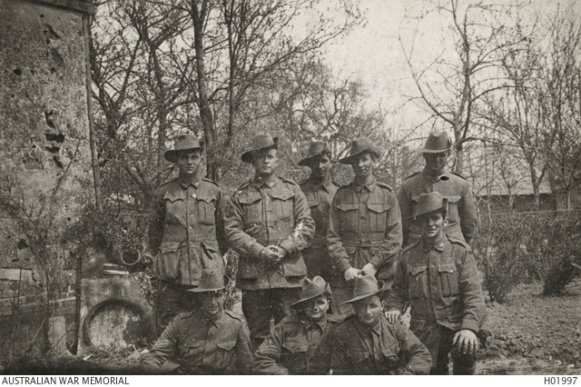 Group of unknown Australian soldiers. | Australian War Memorial