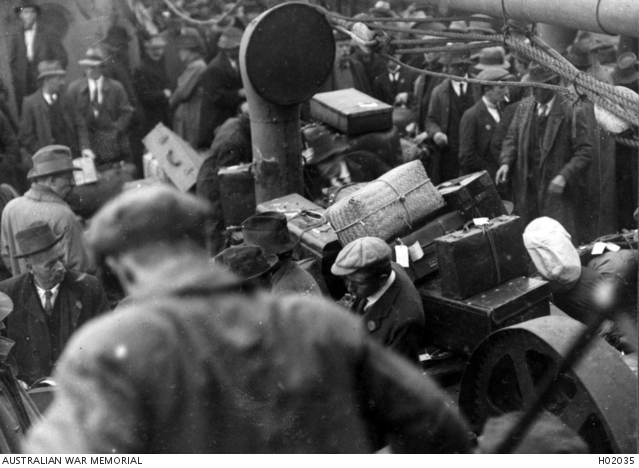 ENGLAND, 1916-11. AUSTRALIAN MUNITIONS WORKERS. GETTING READY TO LEAVE ...