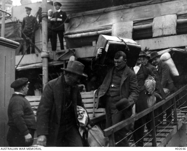 ENGLAND, 1916-11. AUSTRALIAN MUNITIONS WORKERS LEAVING THE SS BORDA ...