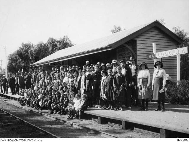 WALLUMBILLA, QUEENSLAND. C. 1915. A CROWD OF RESIDENTS OF THE TOWNSHIP ...