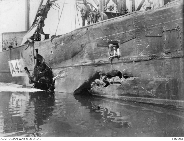 NETLEY, ENGLAND. 1918-03. TORPEDO DAMAGE TO THE SIDE OF SS BOORARA ...
