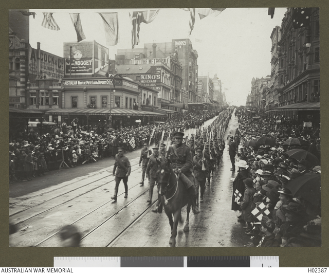 MELBOURNE, VICTORIA. C. 1918. INFANTRYMEN WITH FIXED BAYONETS MARCHING ...