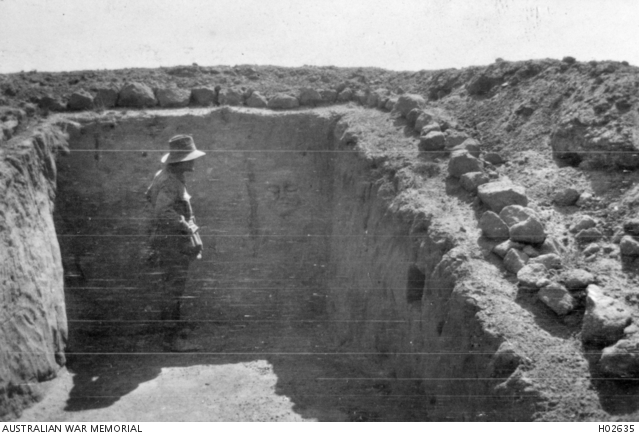 DEIR EL BELAH, PALESTINE. C. 1917. AN AUSTRALIAN SOLDIER INSPECTING ...