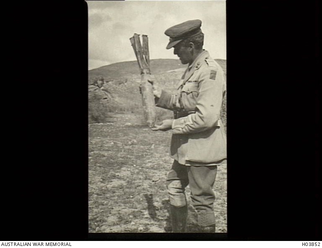 PALESTINE. C. 1918. AUSTRALIAN ARMY OFFICER MAJOR ALEXANDER INSPECTING ...