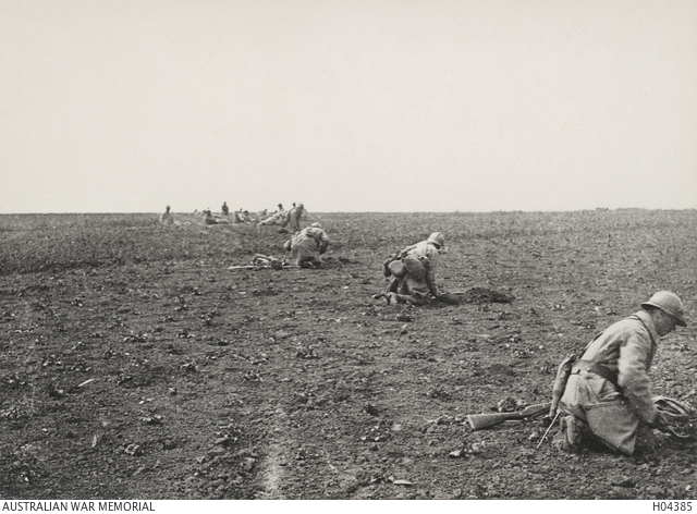 French Infantry digging in, Monchy Humieres. | Australian War Memorial