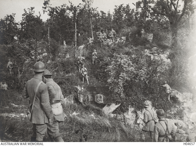 French soldiers leaving the trenches to attack, near Reims ...