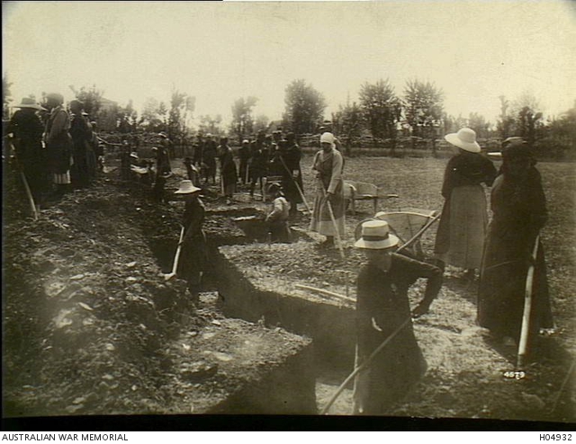 Italy. c. 1917. Italian women digging fortification positions in a ...