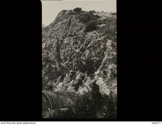 Italy. c. 1918. An Italian Army foot patrol climbing a steep slope on ...
