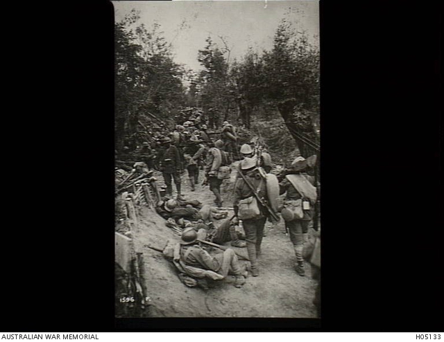 Italy. c. 1918. Italian Army reinforcement troops moving towards the ...