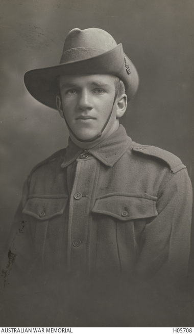 Studio portrait of 3277 Private (Pte) William Frederick Crow, 59th ...