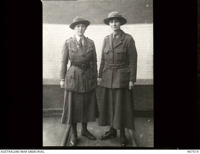 England. An officer and a private of the English Womens' Volunteer Reserve. | Australian War ...