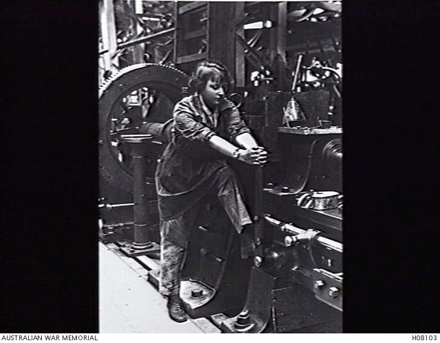WOOLWICH, LONDON. C. 1918. A WOMAN WORKER RIFLING A NAVAL GUN AT THE ...