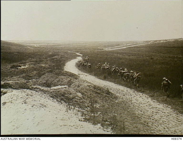 Western Front. c. 1916. British soldiers carrying bomb throwers up to ...