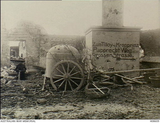 France. c. 1916. A German Army mobile machine gun emplacement captured ...