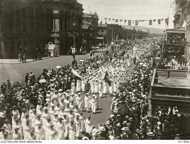 ADELAIDE, SOUTH AUSTRALIA. 1918-11. WOMEN HOLDING A PEACE DAY MARCH ...
