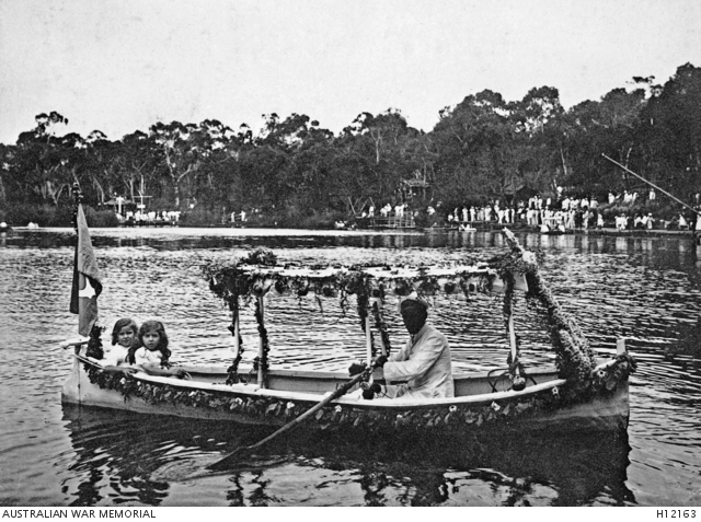 BERRIMA, NEW SOUTH WALES. C. 1917. COMPETITORS ON THE BERRIMA RIVER IN ...