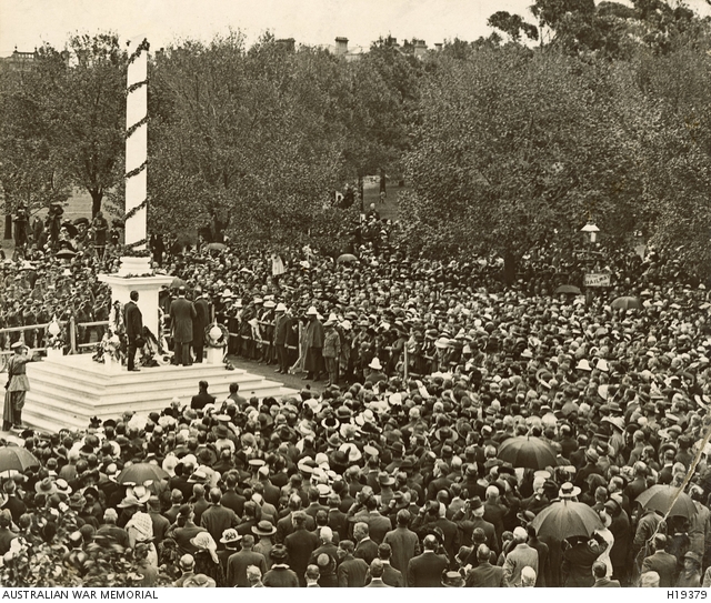 Senator Pearce, Minister for the Army, unveiling the Memorial to fallen ...