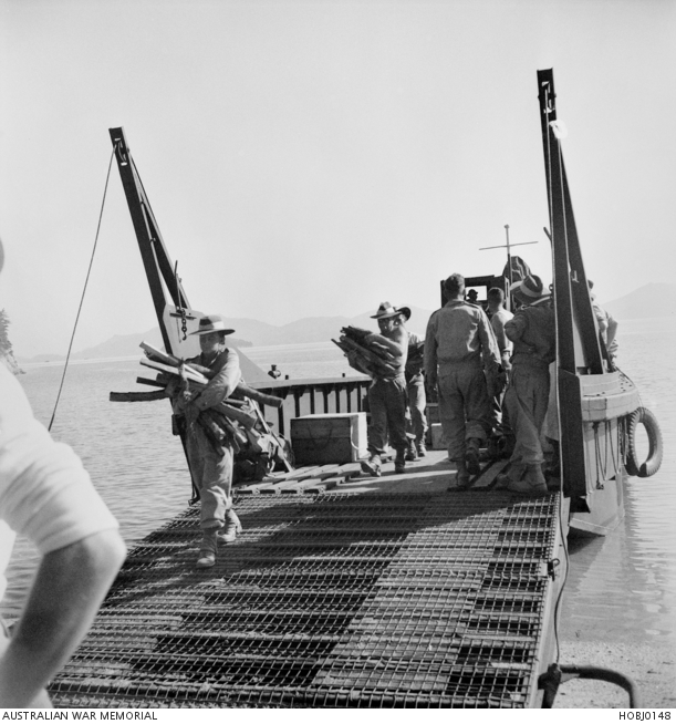 Members of 3 Battalion, The Royal Australian Regiment (3RAR) unloading ...
