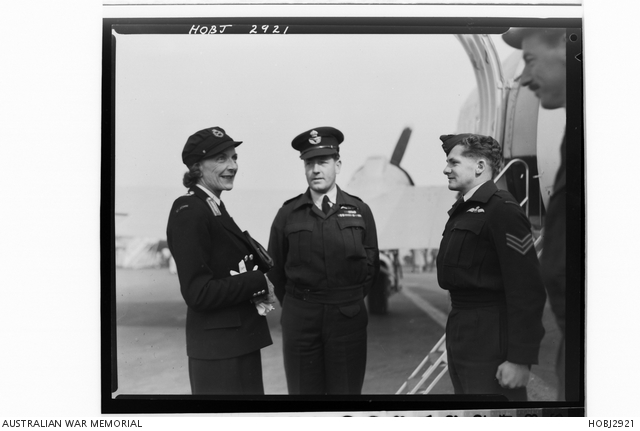 Lady Edwina Mountbatten talks with an RAAf officer and sergeant at an ...