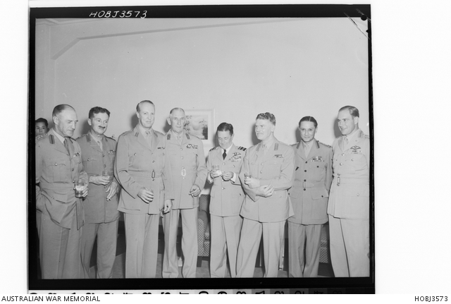 Group of Senior officers meet Major General (Maj Gen) M M A R West ...