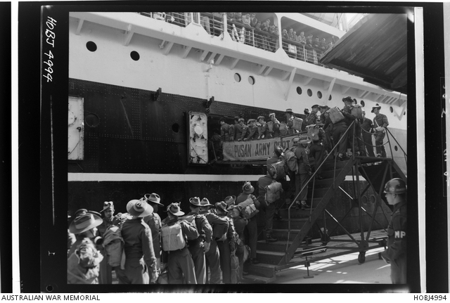 Members of the 2nd Battalion, The Royal Australian Regiment (2RAR ...