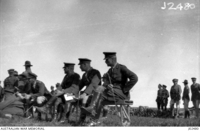 THE AUSTRALIAN MOUNTED DIVISIONAL SPORTS AT BELAH, 1918-03. WATCHING ...