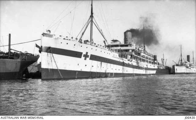 HMAS ALEXANDRIA LANDING WOUNDED FROM GALLIPOLI. | Australian War Memorial