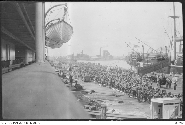 PORT MELBOURNE, VIC. 1914-12-23. MEMBERS OF THE 13TH BATTALION CROWDED ...