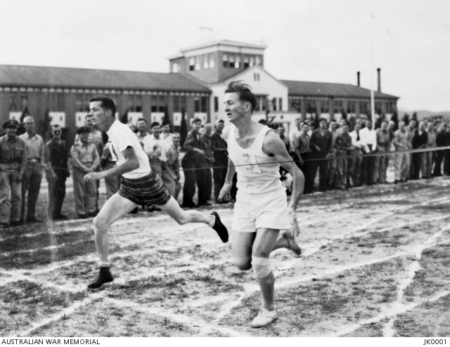 A1689 LEADING AIRCRAFTMAN ALEC MUGGLETON, (RIGHT), WINNING THE 800 ...
