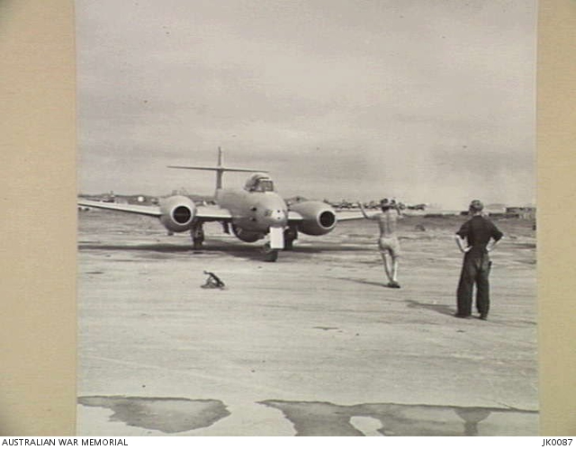 KIMPO, SOUTH KOREA. 1951. MARSHALLING AN AUSTRALIAN METEOR INTO NO. 77 ...