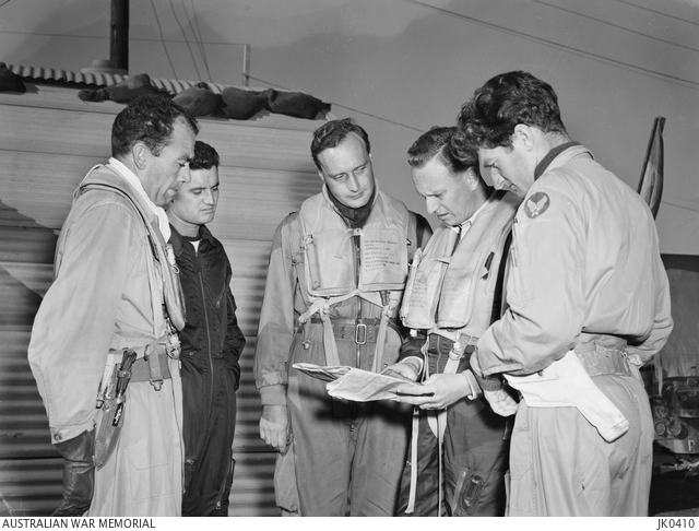 KIMPO, SOUTH KOREA. 1952-09. LAST MINUTE DISCUSSION OF A TARGET IN ...