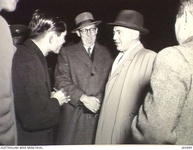 TOKYO, JAPAN. 1952-11-22. JAPANESE PRESSMEN WERE INTERESTED IN THE ...