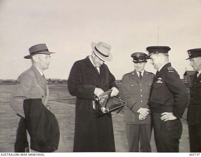 IWAKUNI, JAPAN. 1953-04-26. VISITING OFFICERS OF THE RAAF GET A WELCOME ...