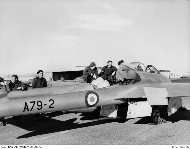 Some members of 78 Fighter Wing RAAF examine the operation and ...