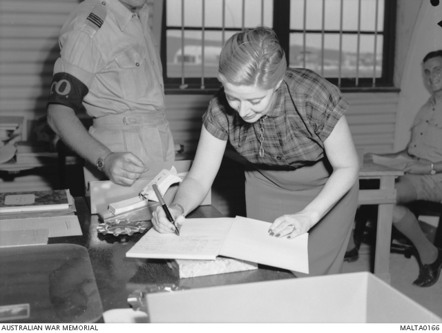 Kitty Bluett, Australian star of the BBC radio show 'Ray's a Laugh ...