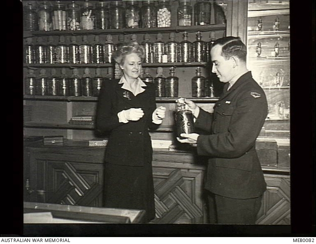 Cairo, Egypt. C. 1944. Australian stage star, Madge Elliott, who is in ...