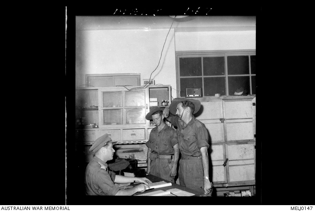 25129 Private (Pte) G C Murray (right) of Darlinghurst, NSW, and the ...