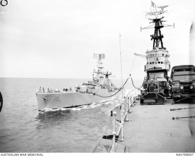 The River class frigate HMAS Parramatta refuels from the troop ...
