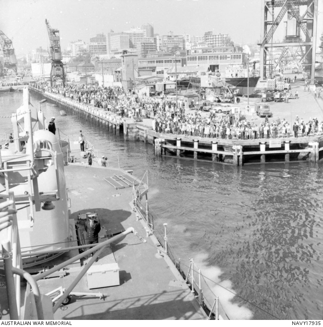 The Ran guided missile destroyer HMAS Perth (II) D38 departs from ...