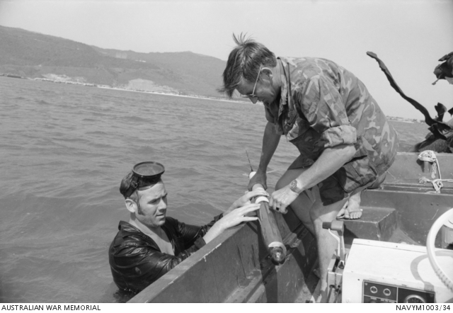 Divers from RAN Clearance Diving Team 3 (CDT3) recovering unexploded ...