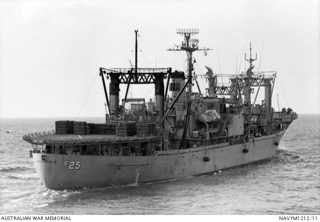 View from the RAN guided missile destroyer HMAS Brisbane (II) D41of the ...